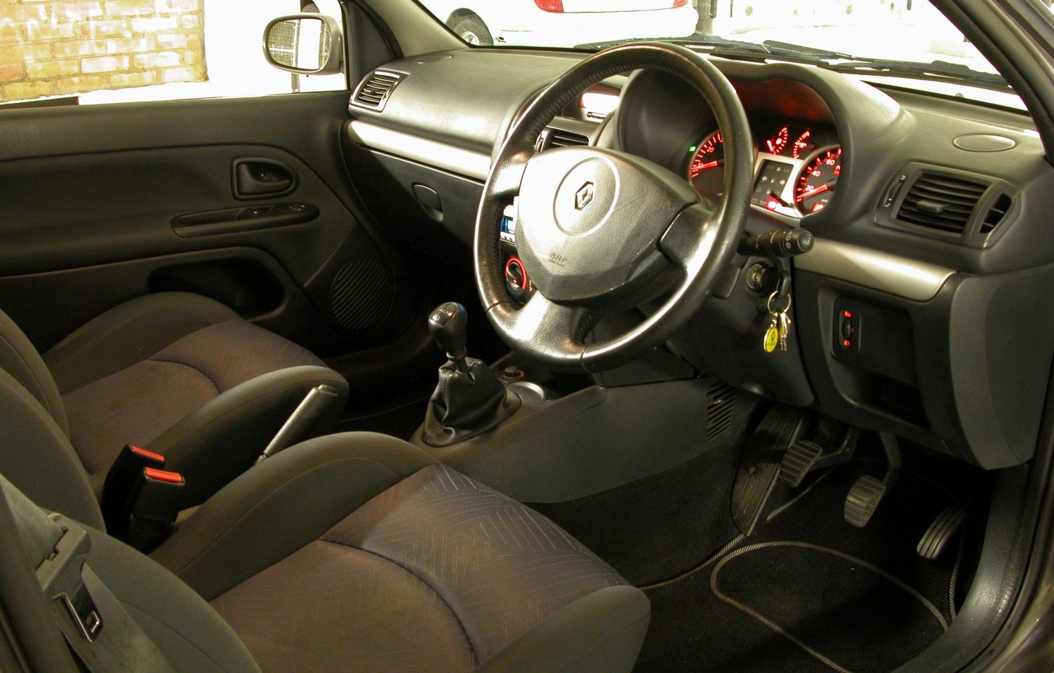 Renault Clio II (Phase II, 2001) 5-door 1.2 16V (75 Hp) Quickshift